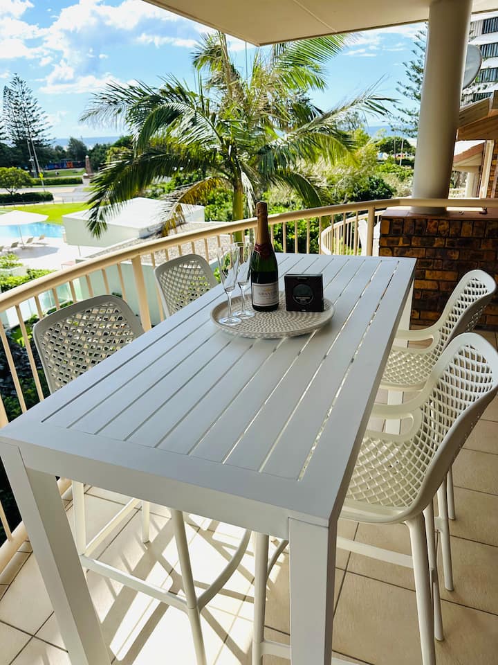Perfect Location. Walk Across To Kirra Beach. - Coolangatta