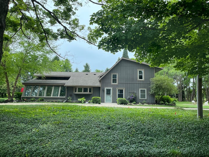 *Newly Renovated Home W/ Hot Tub & Fire Pit 1+acre - South Haven, MI