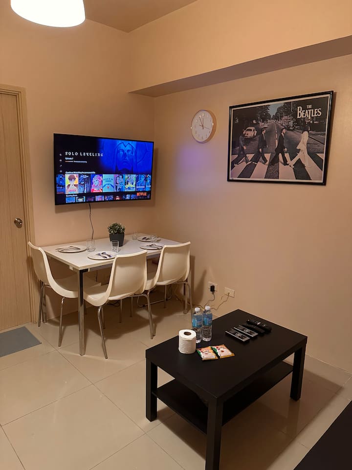 The Essential 2 Br At Sm Jazz Makati 100 Mbps - Makati