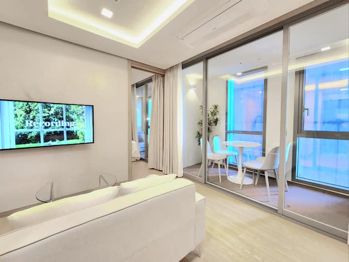 L11-8[신축/합법숙소][핵심번화가/해운대 해변5분/지하철역 3분/짐보관/정수기/ott] - Busan