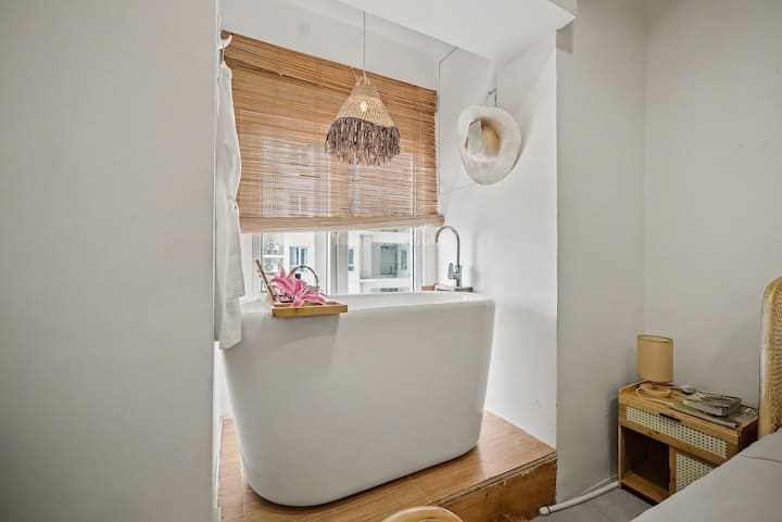 Cozy Couple Suite W Bathtub + Heater, 7pm–5pm Stay - Quezon City