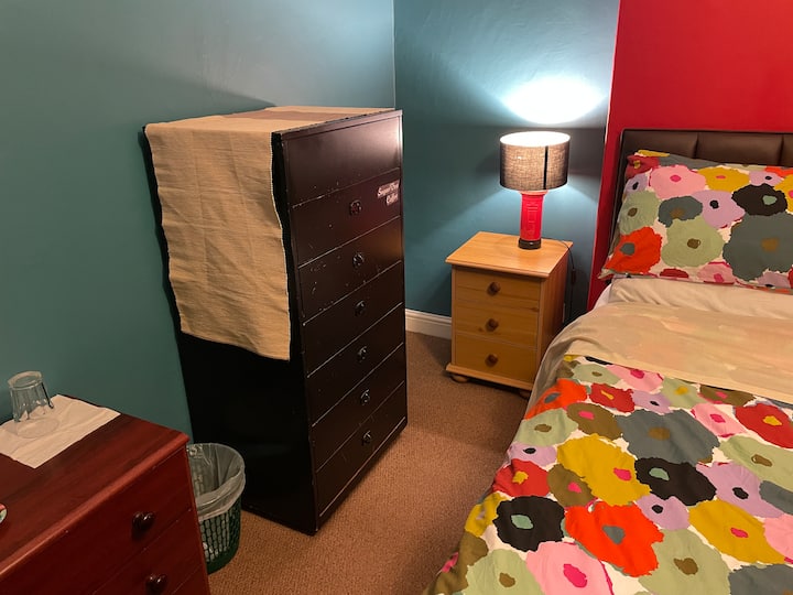 Double Bed, Cuddly Cat, Quiet Vibes & A Safe Stay - Weston-super-Mare