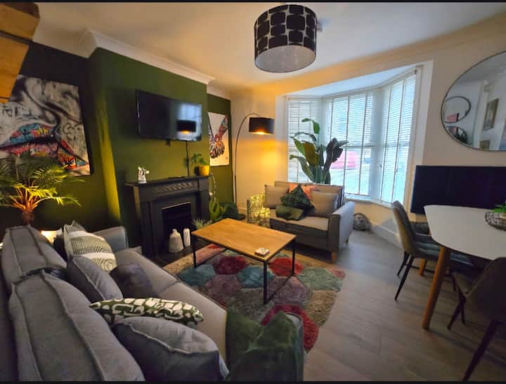 5 Mins To Beach - Parking For One Vehicle Included - Brighton Marina