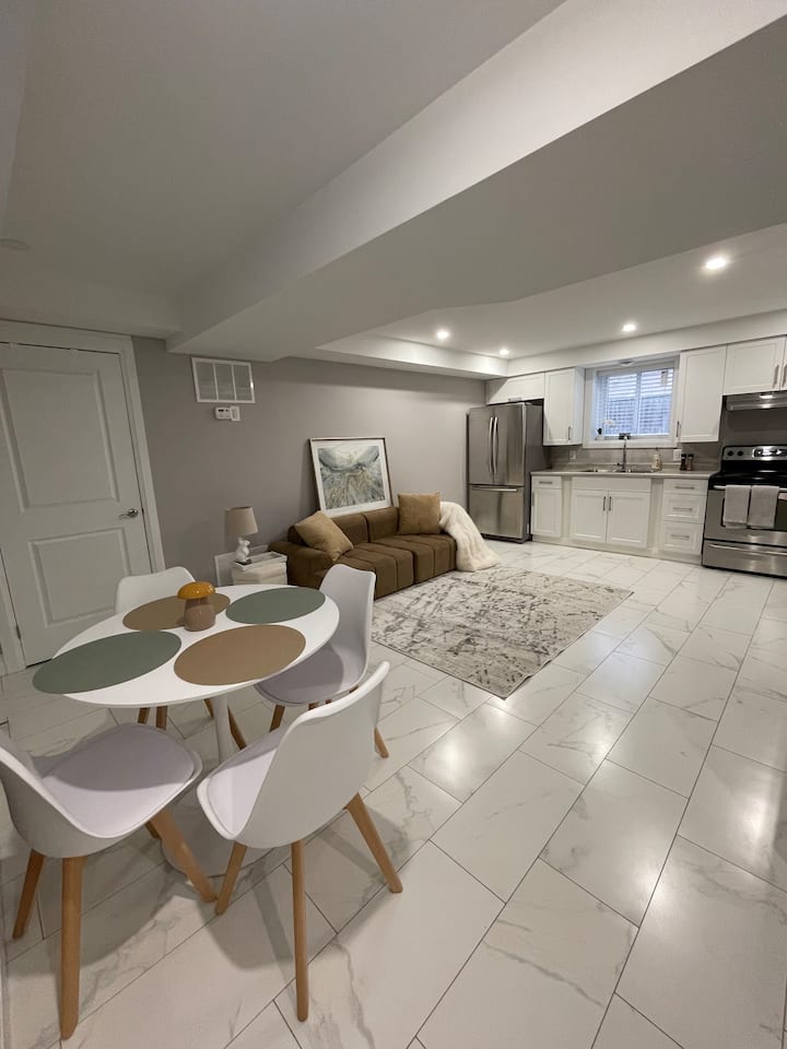 Studio Apartment ! - Windsor