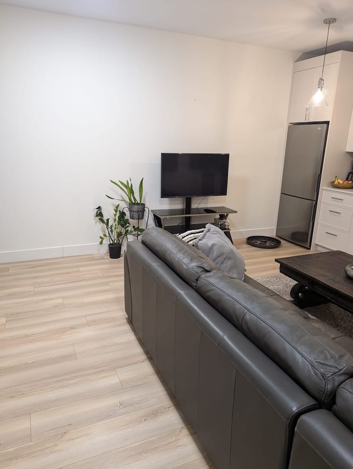 Beautiful 2 Bedroom Suite - White Rock