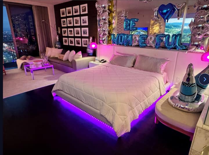 The Mountain View Luxury “Suite Dreams” W Jacuzzi - Las Vegas, NV