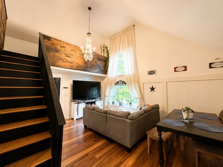 Rustic Maine Retreat W/ Heated Massage Chair - Bangor, ME