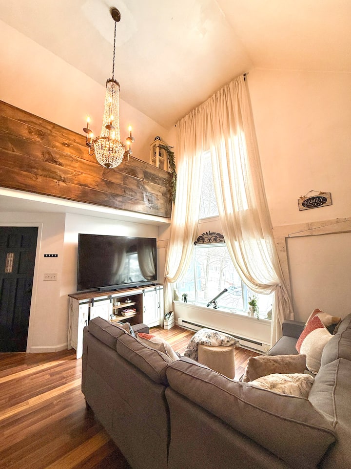 Rustic Maine Retreat W/ Heated Massage Chair - Bangor, ME