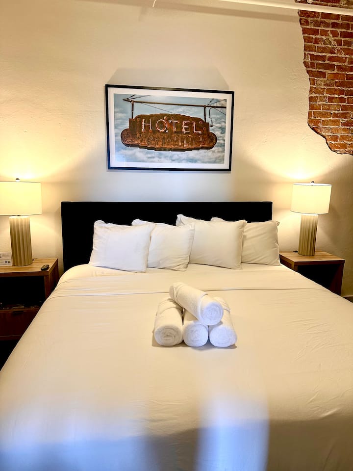 Rm. 231   |   Fireplace Suite With 2 King Bedrooms - La Grande, OR