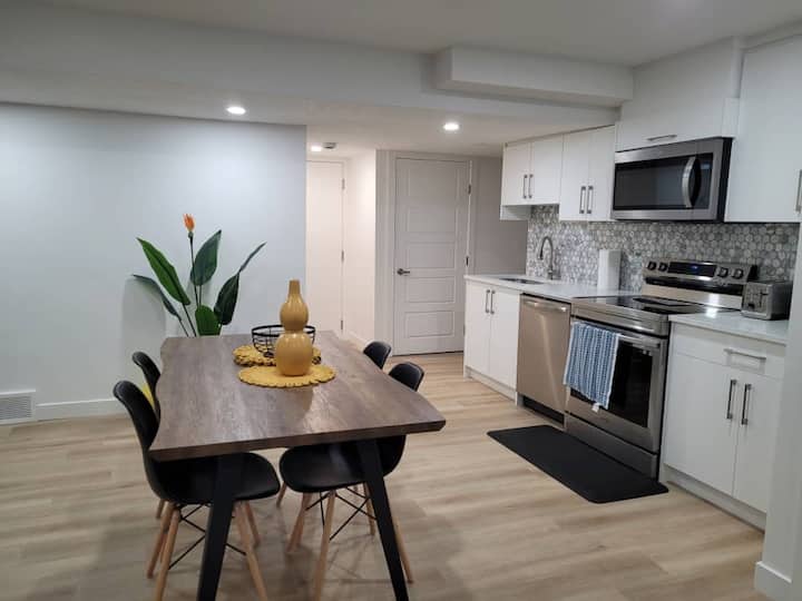 Luxury One Bedroom Private Suite. - カルガリー