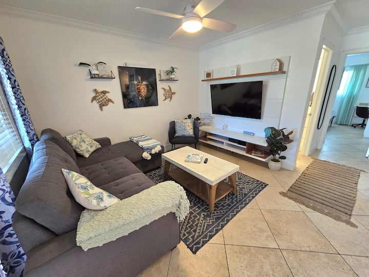 Charming 2-bedroom Condo Near Beach* Heated Pool - South Pasadena, FL