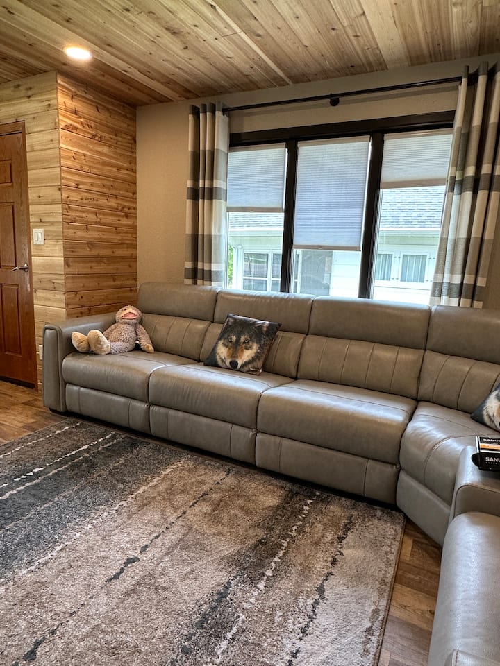 Charlie’s Place 4bd 2ba Game Rm - North Dakota