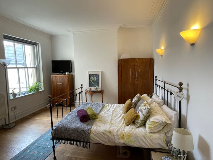 Double & En-suite On Iconic Cathedral Rd - Cardiff