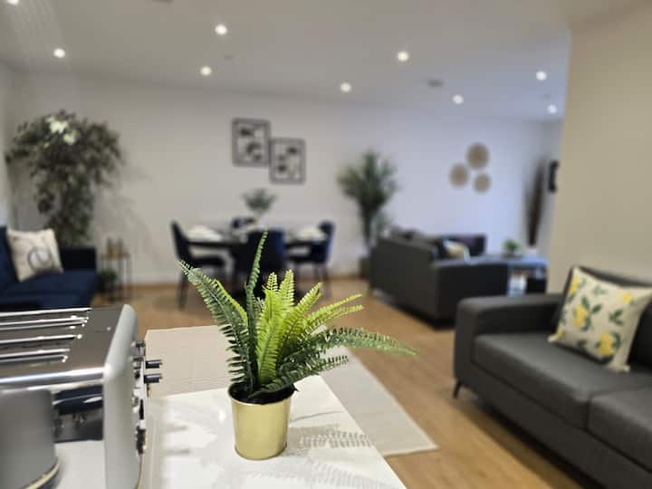 Snuggle Inn -Group Stays- Parking - Free Gym- M25 - Croydon