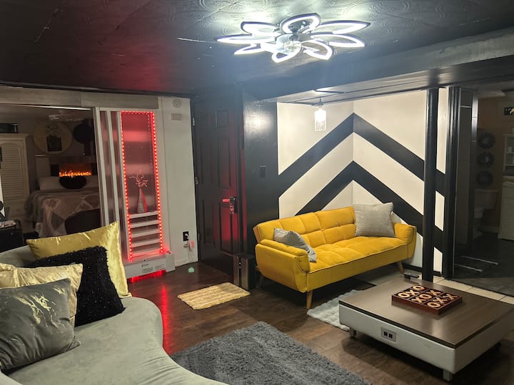 St James Modern Retreat - Cleveland, OH