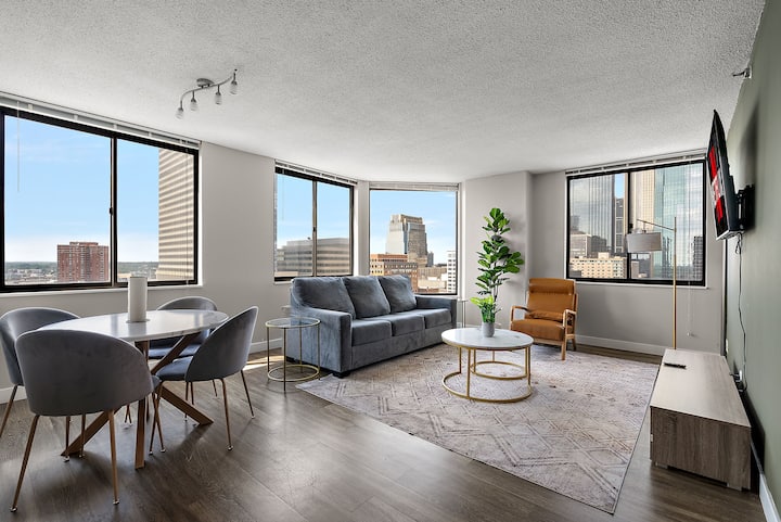 Modern Downtown Oasis W/ Free Parking • Gym • Pool - Minneapolis, MN