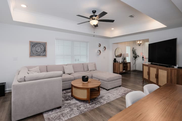 Orange Beach Luxury • Pool/bay Access W/ Game Room - Orange Beach, AL