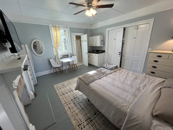 Cozy Studio, Walk Downtown! - Charlottesville, VA