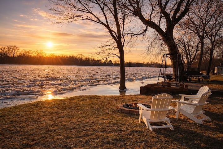 Spring River Escape • Waterfront Sunsets + Firepit - Carousel, Coal Valley