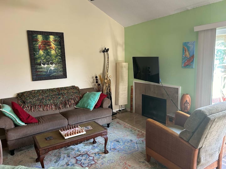 Access Freeway, Beach, Shopping - Encinitas, CA