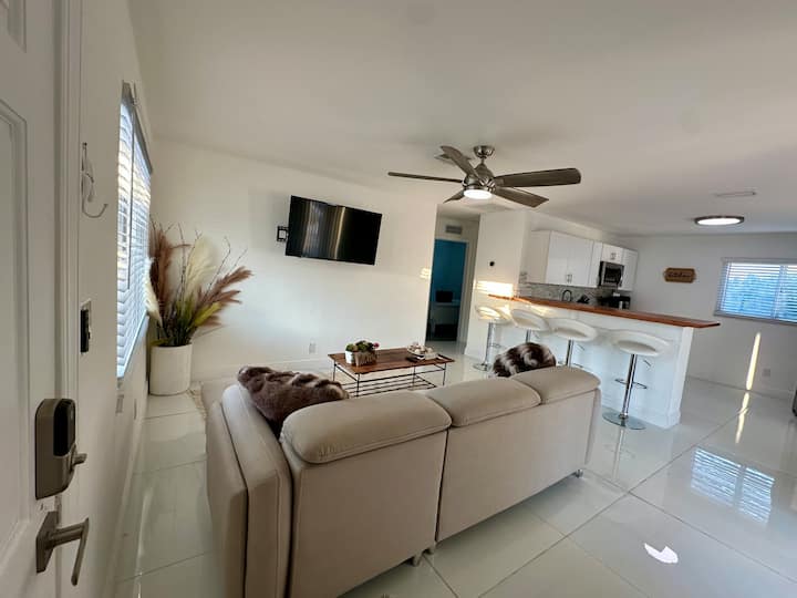 Marvelous 2-bedroom Apartment - Dania Beach, FL