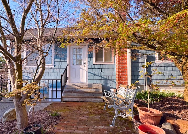 Backyard Guest Cottage - Seattle, WA
