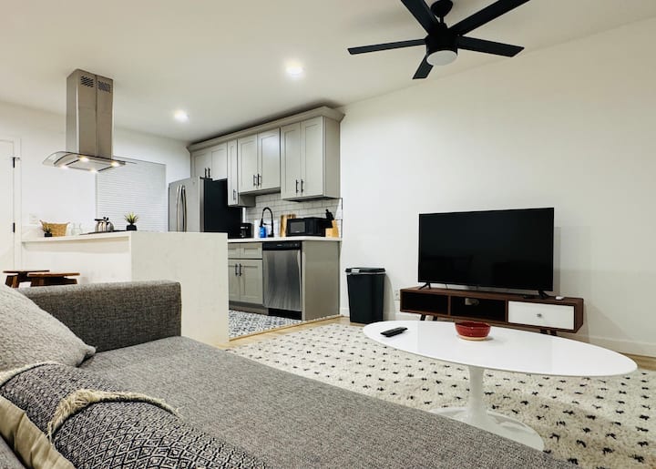 Stylish & Modern 1-bed Unit In Weho - West Hollywood, CA