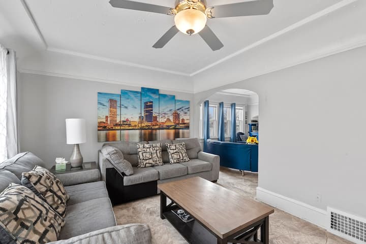 8 Min. From Downtown Mke, Free P, Wifi & Netflix - Milwaukee, WI