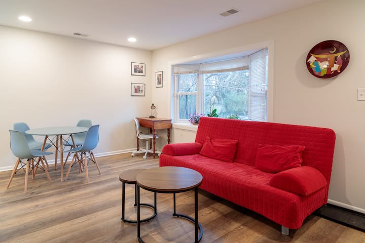 Bright & Spacious Home + Private Deck - Rock Creek Park, Rockville