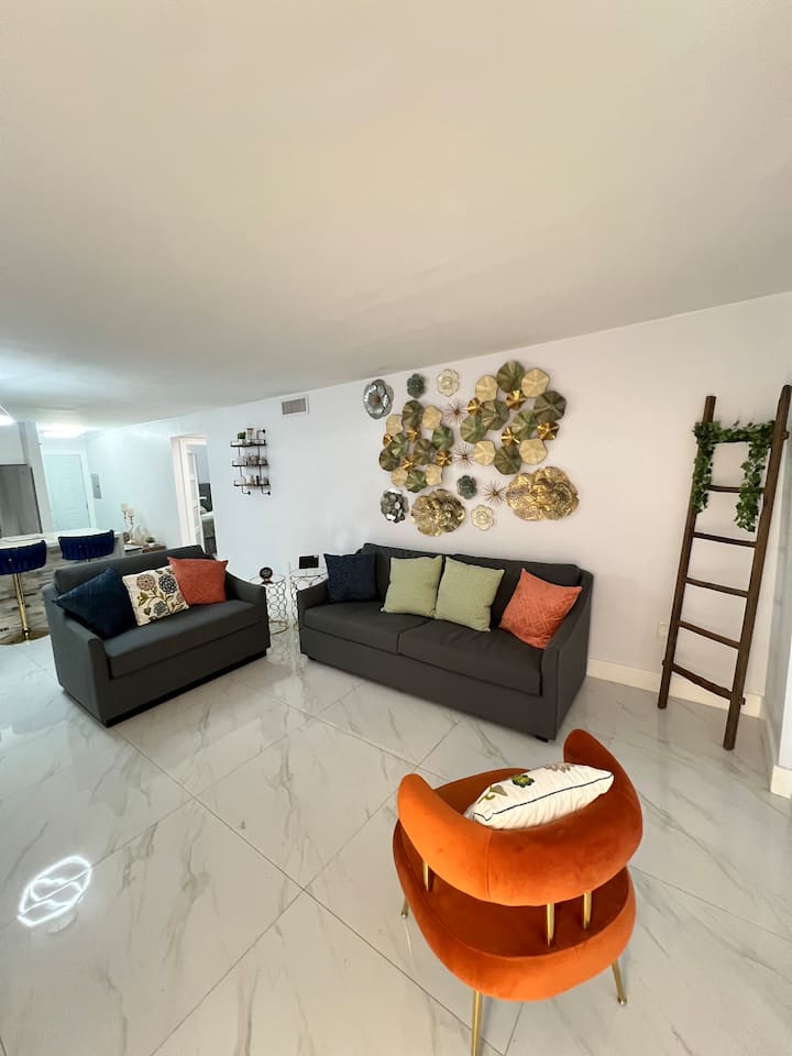 Modern Space In Miami Near Airport With Parking - Hialeah, FL