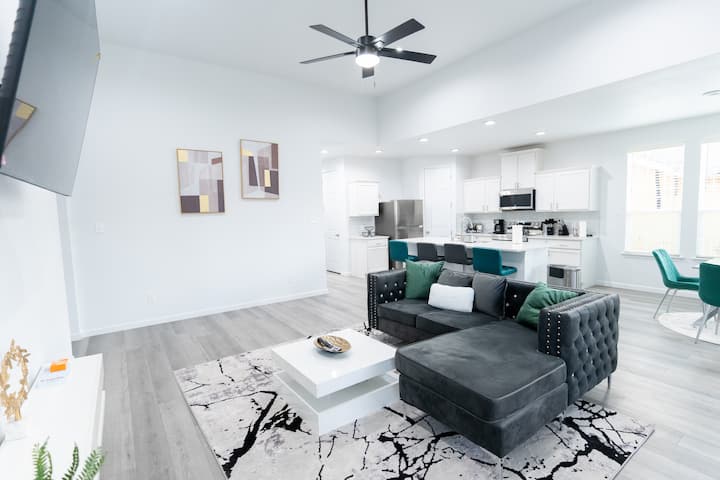 Luxurious Home, Near Downtown - Lancaster, TX
