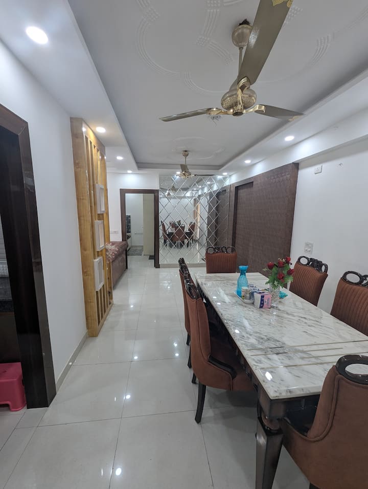 Luxe 4br Oasis: City Views - Ghaziabad