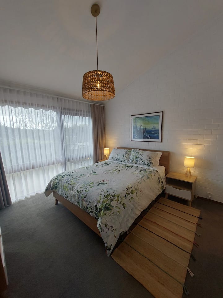 Pet-friendly 3bd Townhouse With Views Of Mt Taylor - Canberra