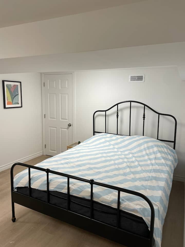 Spacious Room With Private Bathroom - Vaughan