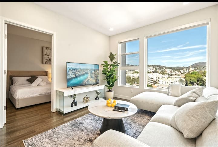 Luxury Weho Stay | Pool + Hollywood Sign Views - Hollywood, CA