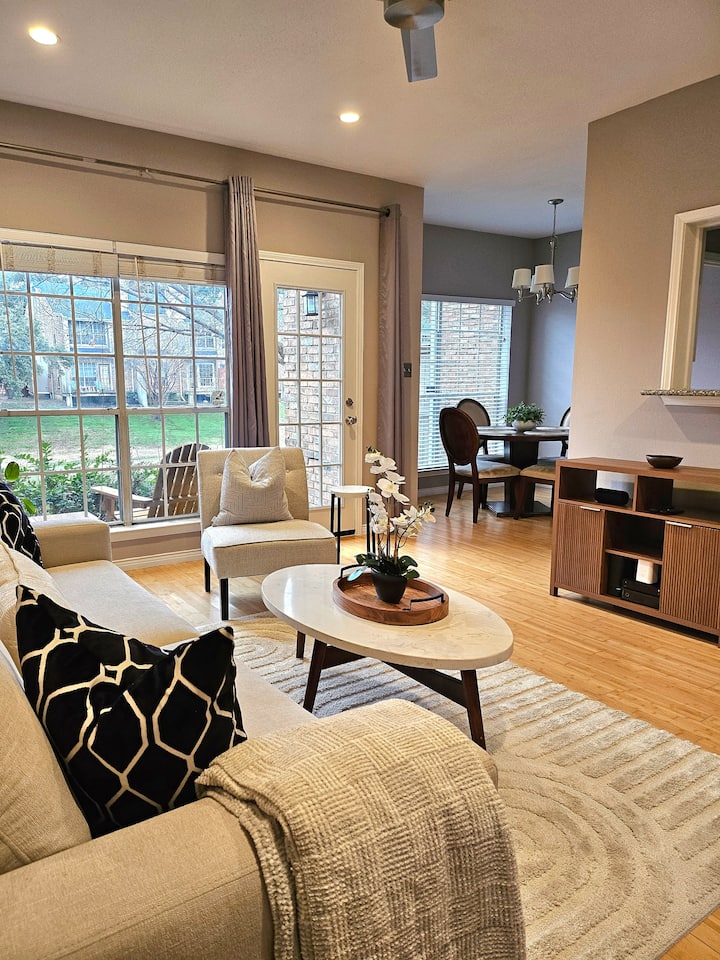 Exceptional Townhome With A View - Irving, TX