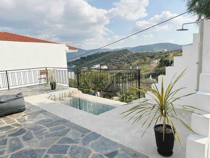Elysian Sunrise Retreat With Small Pool - Milos