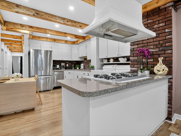 Family-friendly 4br | 2 Bath | Walk To T & Logan - Boston, MA