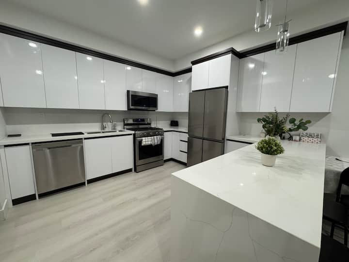 Modern 2 Bed / 2 Ensuites House - Mississauga