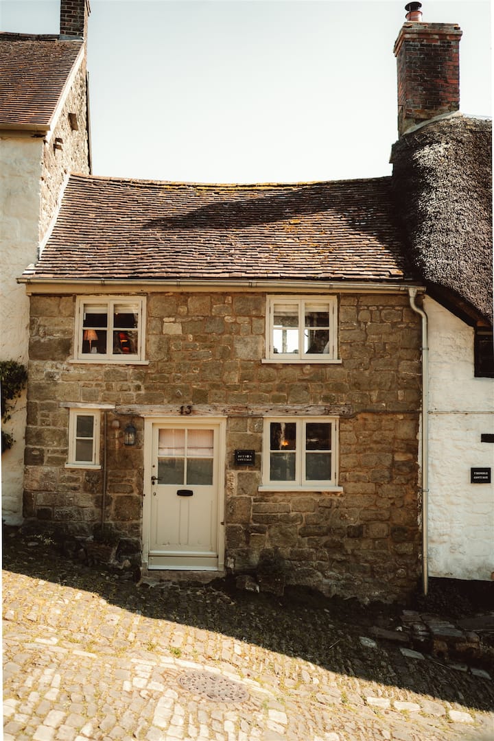 Button Cottage,
Unique, Cosy Hideaway - Shaftesbury