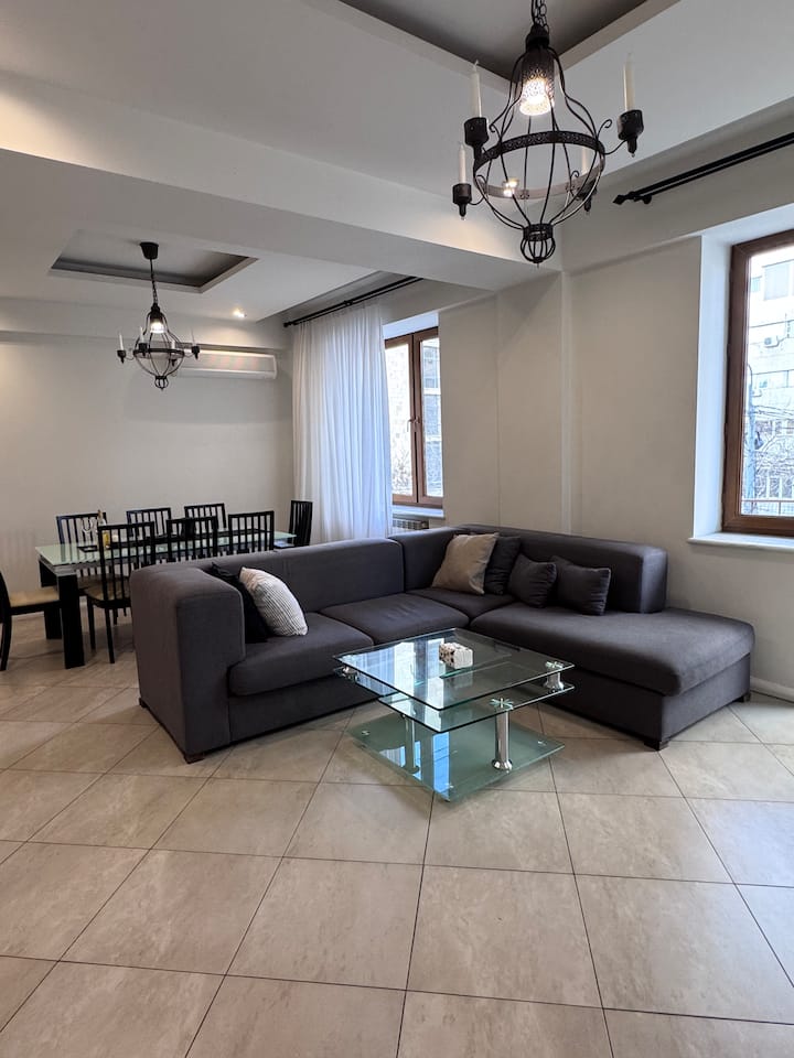 Spacious. Modern. City Centre! - Armenia