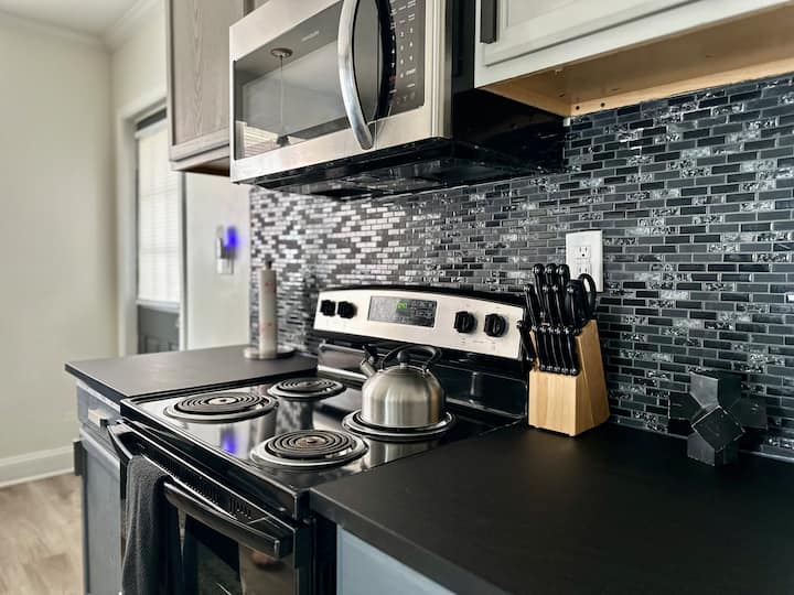 Charming Midtown Getaway | Cozy & Convenient Stay! - Memphis, TN