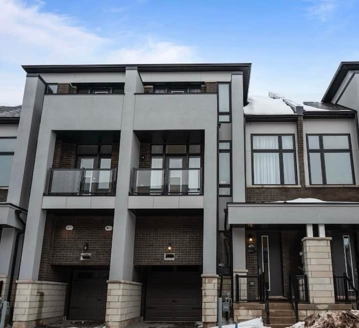 Lux 4 Bedroom Townhouse - Oakville