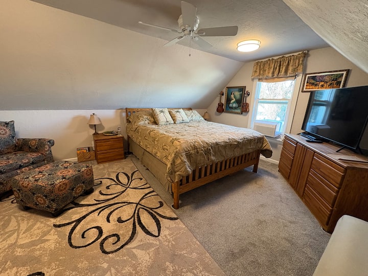 Hawaiian Room In Victorian Home - Lodi, CA