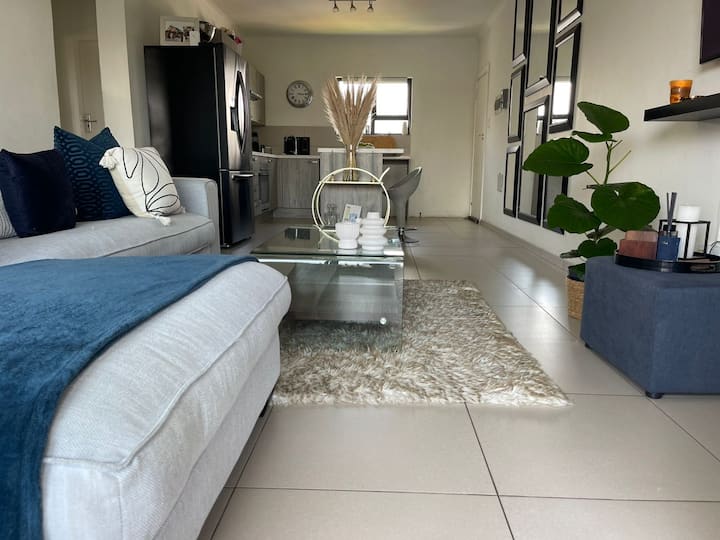 Modern And Elegant Cozy Living - Midrand