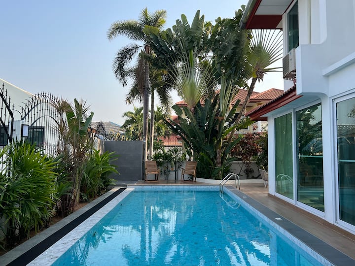 White Moonlight Pool Villa/中天海滩附近/六卧七卫全新泳池别墅 - Pattaya City
