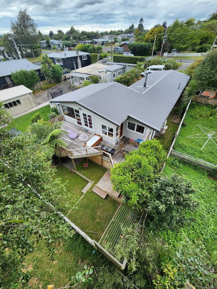 Hilltop Home Nestled Next To A Reserve - Taupo