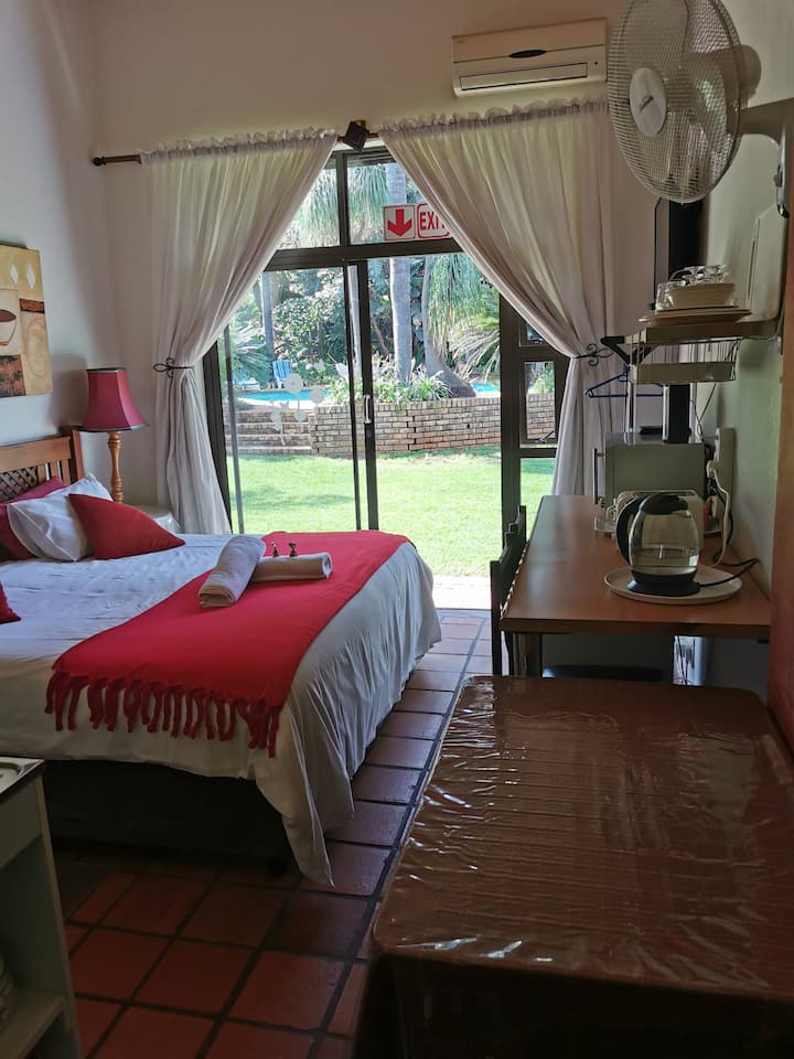 56 On Waterfront:room 2 Red Room - Hartbeespoort