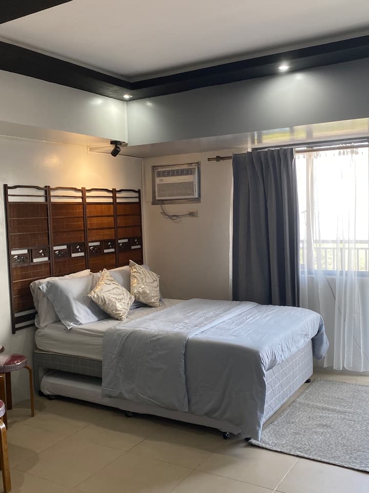 Wake Up In A Balcony View / Near Church And Mall - Tagaytay
