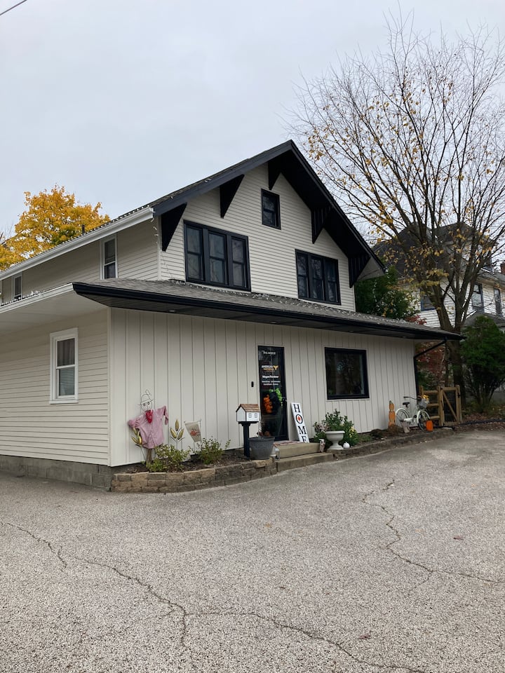 The Treehouse Inn Kent State - Hudson, OH